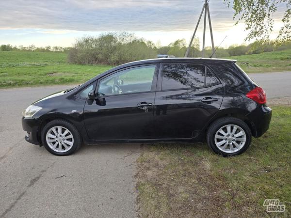 Black Toyota Auris 2009 in Plunge, with an engine capacity of 2.00 L and mileage of 285 thousand km for 1900 €, photo 5 on AUTOMOTO.COM.LV