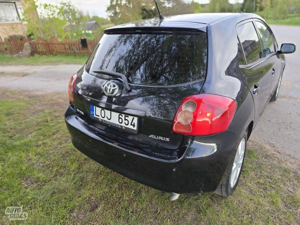 Black Toyota Auris 2009 in Plunge, with an engine capacity of 2.00 L and mileage of 285 thousand km for 1900 €, photo 6 on AUTOMOTO.COM.LV