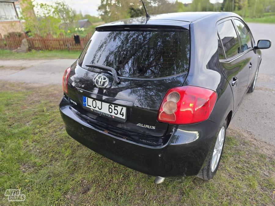Black Toyota Auris 2009 in Plunge, with an engine capacity of 2.00 L and mileage of 285 thousand km for 1900 €, photo 7 on AUTOMOTO.COM.LV