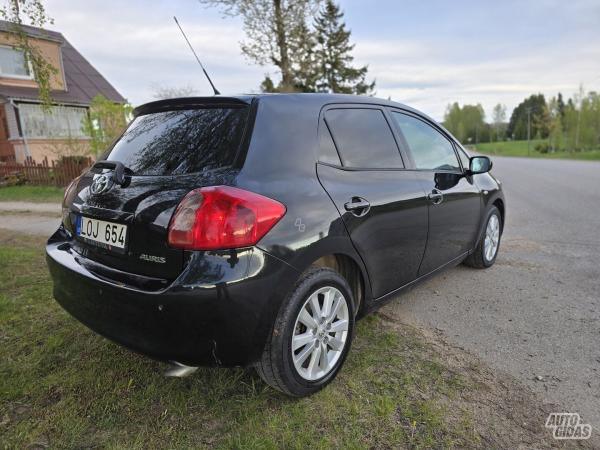 Black Toyota Auris 2009 in Plunge, with an engine capacity of 2.00 L and mileage of 285 thousand km for 1900 €, photo 7 on AUTOMOTO.COM.LV