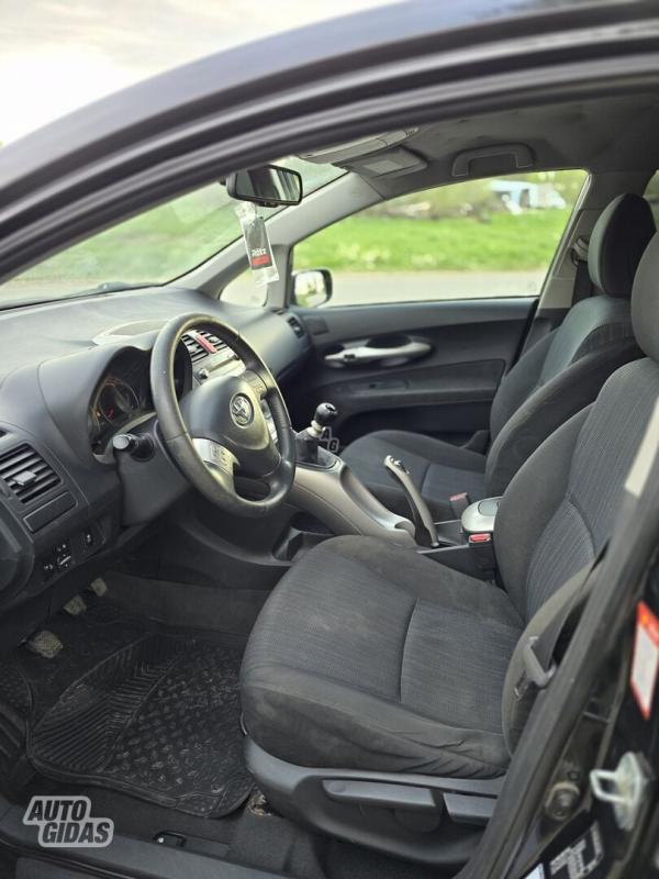 Black Toyota Auris 2009 in Plunge, with an engine capacity of 2.00 L and mileage of 285 thousand km for 1900 €, photo 9 on AUTOMOTO.COM.LV