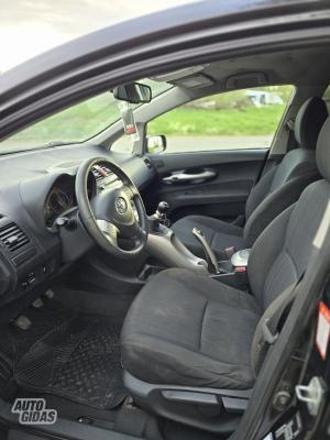 Black Toyota Auris 2009 in Plunge, with an engine capacity of 2.00 L and mileage of 285 thousand km for 1900 €, photo 10 on AUTOMOTO.COM.LV