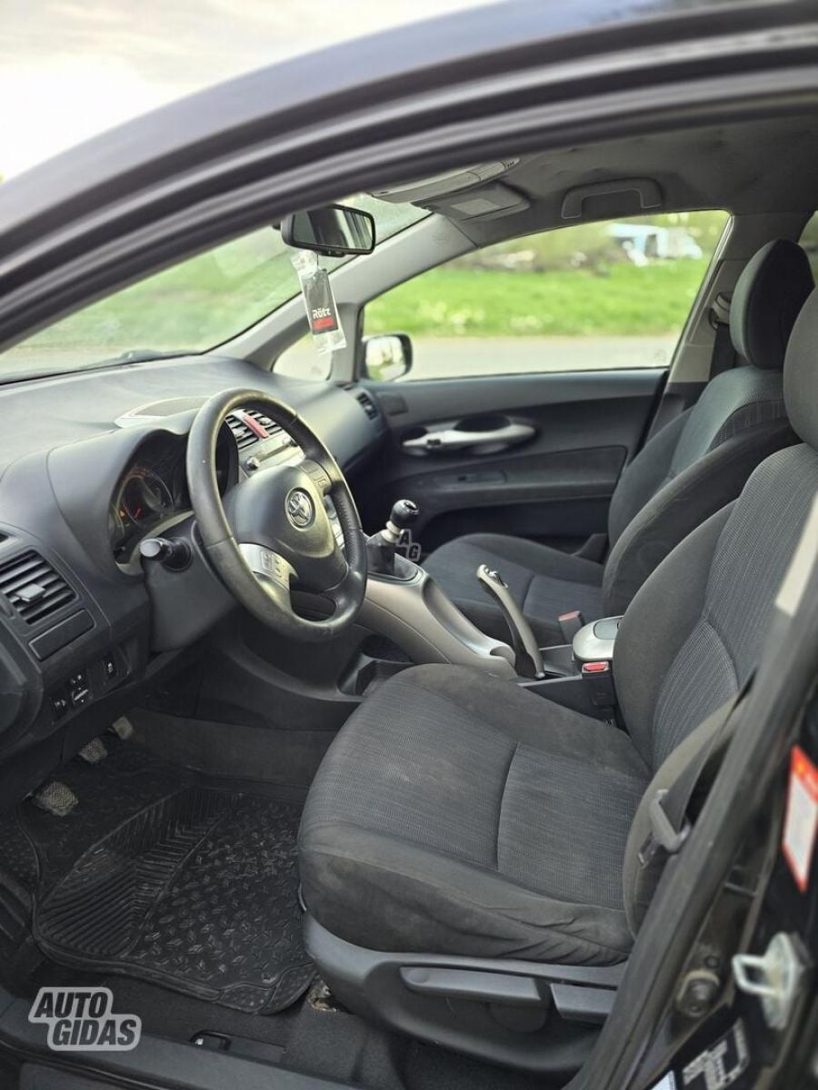 Black Toyota Auris 2009 in Plunge, with an engine capacity of 2.00 L and mileage of 285 thousand km for 1900 €, photo 10 on AUTOMOTO.COM.LV