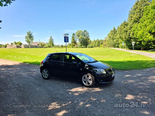 Black Toyota Auris 2009 in Tallinn, with an engine capacity of 2.20 L and mileage of 260 thousand km for 2800 €, photo 7 on AUTOMOTO.COM.LV