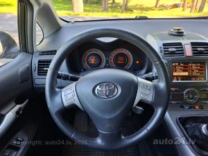 Melns Toyota Auris 2009 Tallina, ar dzinēja tilpumu 2.20 L un nobraukumu 260 tūkst. km par 2800 €, foto 12 vietnē AUTOMOTO.COM.LV