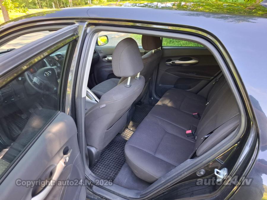 Melns Toyota Auris 2009 Tallina, ar dzinēja tilpumu 2.20 L un nobraukumu 260 tūkst. km par 2800 €, foto 13 vietnē AUTOMOTO.COM.LV