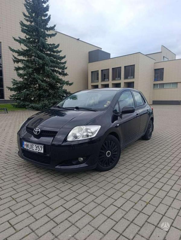 Black Toyota Auris 2009 in Alytus, with an engine capacity of 1.36 L and mileage of 353 thousand km for 1500 €, photo 1 on AUTOMOTO.COM.LV