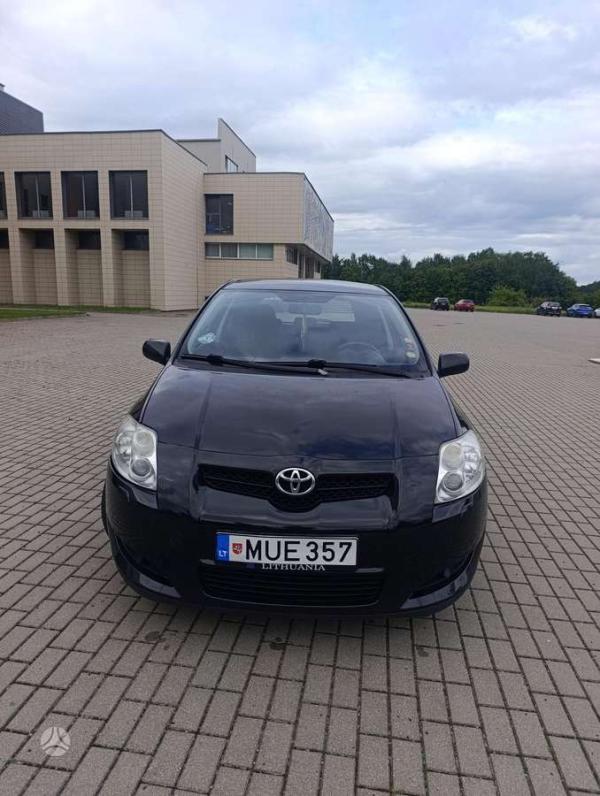 Black Toyota Auris 2009 in Alytus, with an engine capacity of 1.36 L and mileage of 353 thousand km for 1500 €, photo 2 on AUTOMOTO.COM.LV