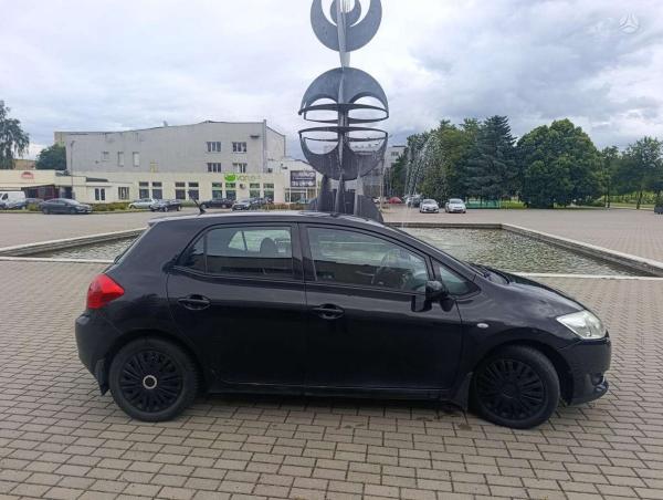 Black Toyota Auris 2009 in Alytus, with an engine capacity of 1.36 L and mileage of 353 thousand km for 1500 €, photo 4 on AUTOMOTO.COM.LV