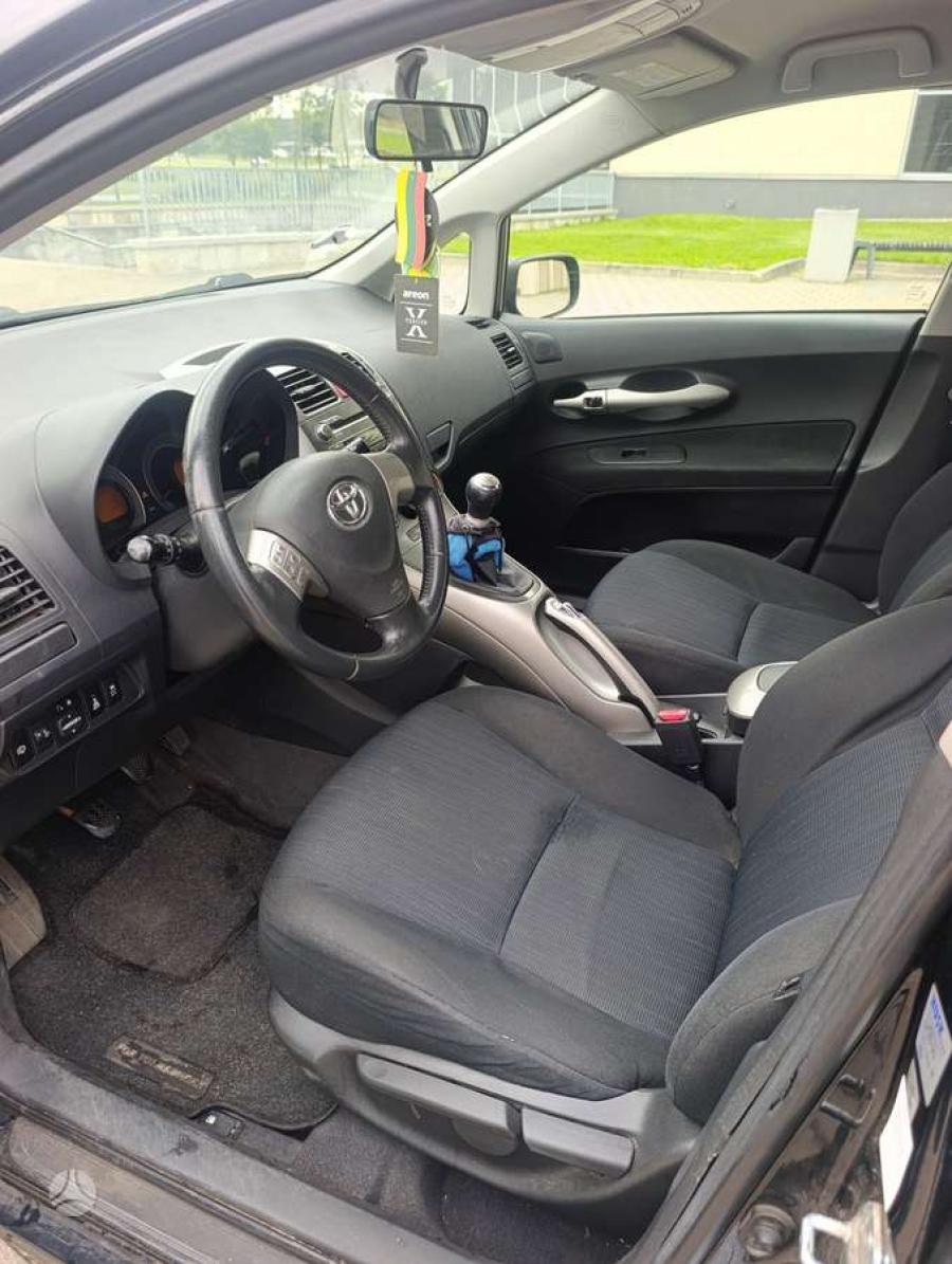 Melns Toyota Auris 2009 Alīta, ar dzinēja tilpumu 1.36 L un nobraukumu 353 tūkst. km par 1500 €, foto 10 vietnē AUTOMOTO.COM.LV