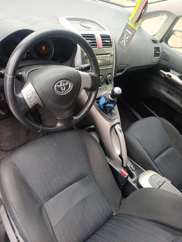 Black Toyota Auris 2009 in Alytus, with an engine capacity of 1.36 L and mileage of 353 thousand km for 1500 €, photo 10 on AUTOMOTO.COM.LV