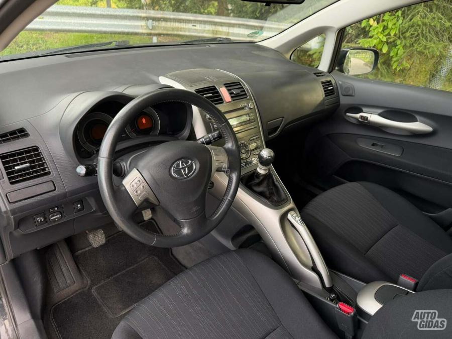 Black Toyota Auris 2009 in Kaunas, with an engine capacity of 2.00 L and mileage of 200 thousand km for 2600 €, photo 23 on AUTOMOTO.COM.LV