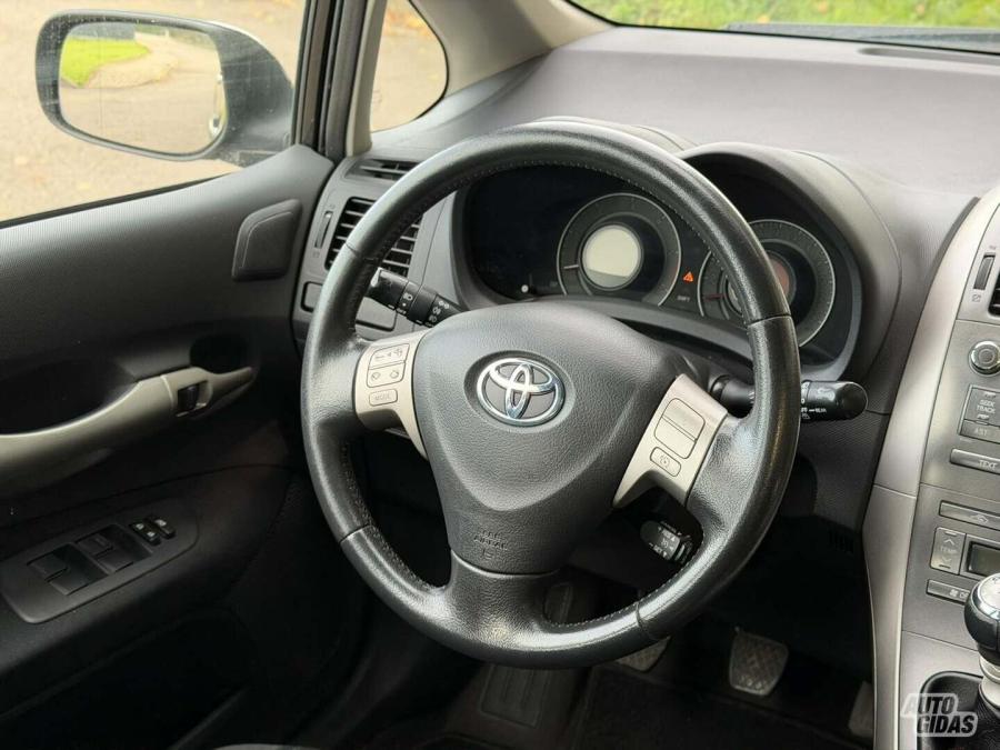 Black Toyota Auris 2009 in Kaunas, with an engine capacity of 2.00 L and mileage of 200 thousand km for 2600 €, photo 31 on AUTOMOTO.COM.LV