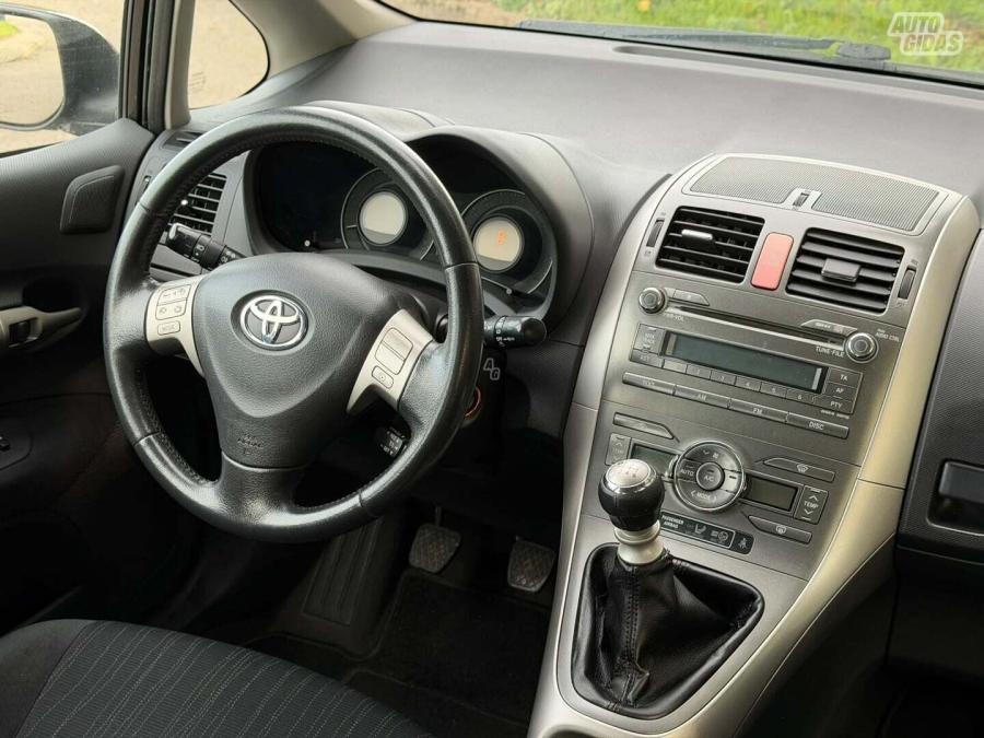 Black Toyota Auris 2009 in Kaunas, with an engine capacity of 2.00 L and mileage of 200 thousand km for 2600 €, photo 34 on AUTOMOTO.COM.LV