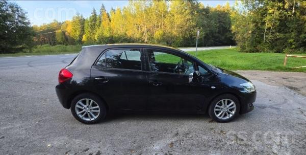 Toyota Auris 2009 in Ogre on AUTOMOTO.COM.LV Black Toyota Auris 2009 in Ogre, with an engine capacity of 2.00 L and mileage of 308 thousand km for 2400 €, photo 5 on AUTOMOTO.COM.LV