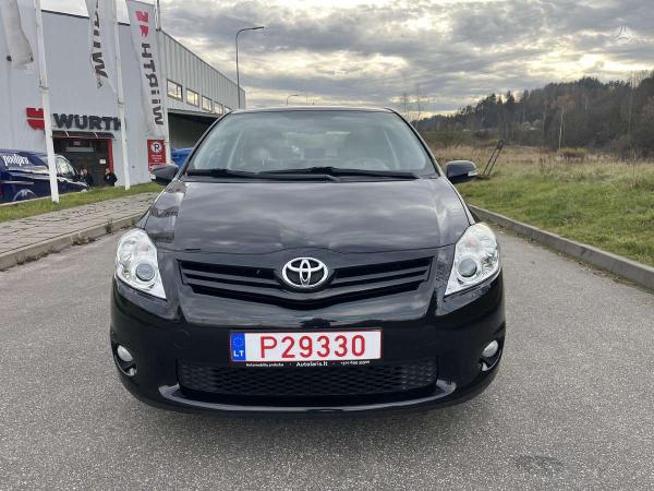Black Toyota Auris 2010 in Vilnius, with an engine capacity of 1.60 L and mileage of 218 thousand km for 5750 €, photo 2 on AUTOMOTO.COM.LV
