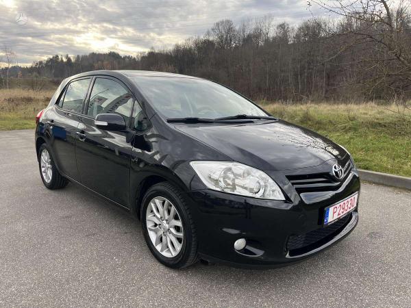 Black Toyota Auris 2010 in Vilnius, with an engine capacity of 1.60 L and mileage of 218 thousand km for 5750 €, photo 3 on AUTOMOTO.COM.LV
