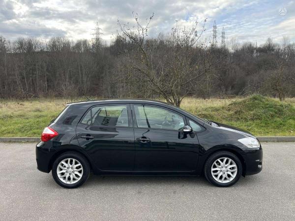 Black Toyota Auris 2010 in Vilnius, with an engine capacity of 1.60 L and mileage of 218 thousand km for 5750 €, photo 4 on AUTOMOTO.COM.LV