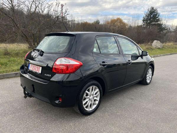 Black Toyota Auris 2010 in Vilnius, with an engine capacity of 1.60 L and mileage of 218 thousand km for 5750 €, photo 5 on AUTOMOTO.COM.LV