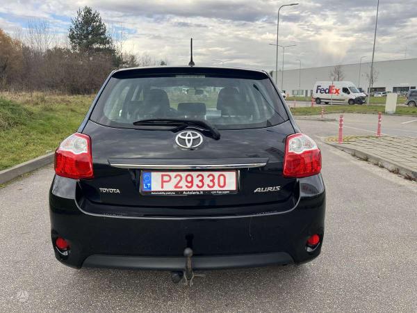 Black Toyota Auris 2010 in Vilnius, with an engine capacity of 1.60 L and mileage of 218 thousand km for 5750 €, photo 6 on AUTOMOTO.COM.LV