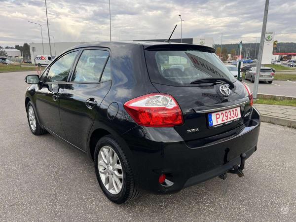 Black Toyota Auris 2010 in Vilnius, with an engine capacity of 1.60 L and mileage of 218 thousand km for 5750 €, photo 7 on AUTOMOTO.COM.LV