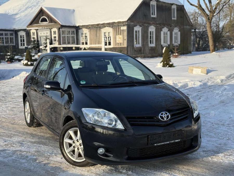 Black Toyota Auris 2010 in Raseiniai, with an engine capacity of 2.00 L and mileage of 260 thousand km for 3250 €, photo 2 on AUTOMOTO.COM.LV