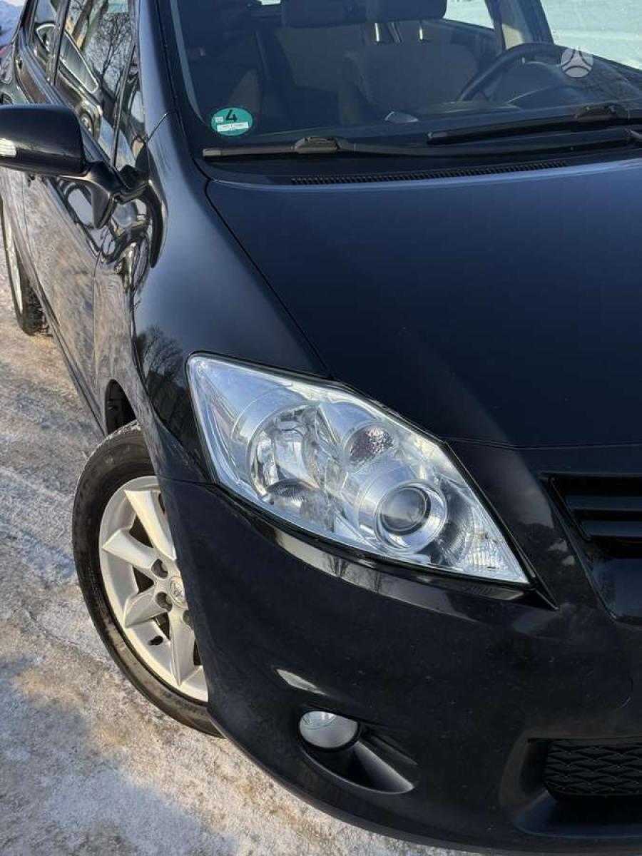 Black Toyota Auris 2010 in Raseiniai, with an engine capacity of 2.00 L and mileage of 260 thousand km for 3250 €, photo 3 on AUTOMOTO.COM.LV
