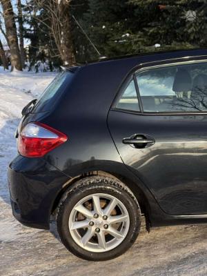 Black Toyota Auris 2010 in Raseiniai, with an engine capacity of 2.00 L and mileage of 260 thousand km for 3250 €, photo 4 on AUTOMOTO.COM.LV
