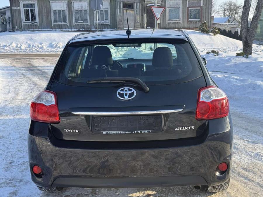 Black Toyota Auris 2010 in Raseiniai, with an engine capacity of 2.00 L and mileage of 260 thousand km for 3250 €, photo 5 on AUTOMOTO.COM.LV