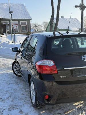 Black Toyota Auris 2010 in Raseiniai, with an engine capacity of 2.00 L and mileage of 260 thousand km for 3250 €, photo 6 on AUTOMOTO.COM.LV