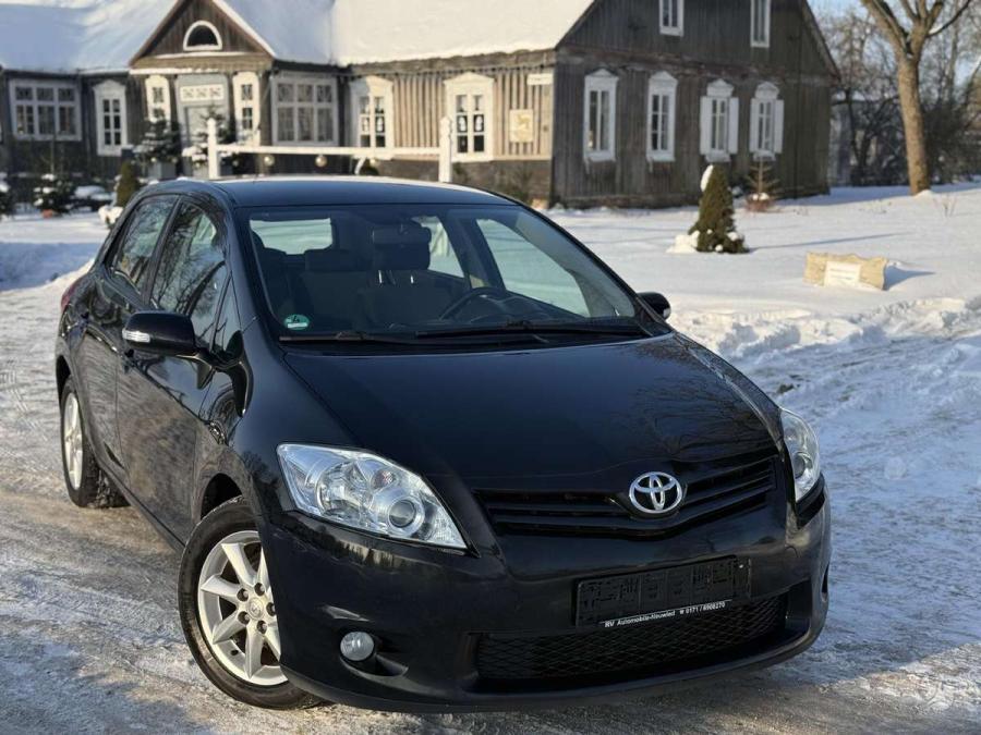 Black Toyota Auris 2010 in Raseiniai, with an engine capacity of 2.00 L and mileage of 260 thousand km for 3250 €, photo 23 on AUTOMOTO.COM.LV