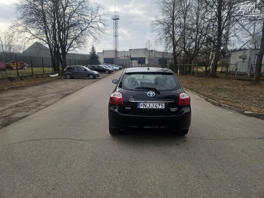 Black Toyota Auris 2010 in Jonava, with an engine capacity of 1.80 L and mileage of 270 thousand km for 4800 €, photo 7 on AUTOMOTO.COM.LV