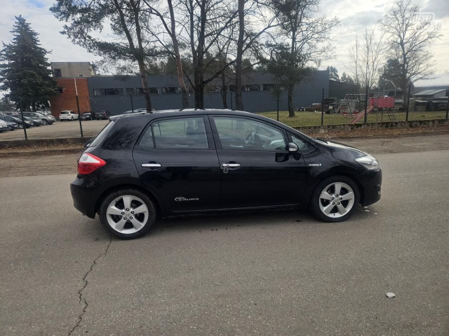 Black Toyota Auris 2010 in Jonava, with an engine capacity of 1.80 L and mileage of 270 thousand km for 4800 €, photo 9 on AUTOMOTO.COM.LV