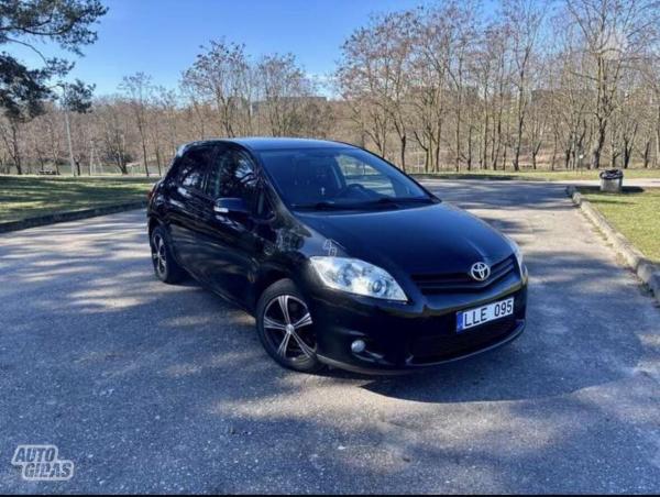 Black Toyota Auris 2010 in Kaunas, with an engine capacity of 2.00 L and mileage of 250 thousand km for 3500 €, photo 1 on AUTOMOTO.COM.LV
