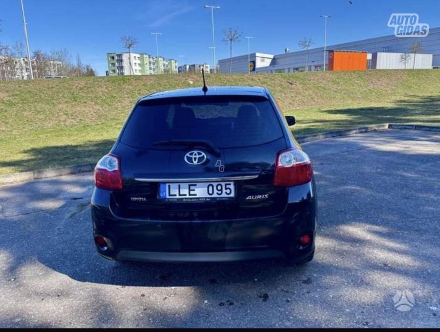 Black Toyota Auris 2010 in Kaunas, with an engine capacity of 2.00 L and mileage of 250 thousand km for 3500 €, photo 5 on AUTOMOTO.COM.LV