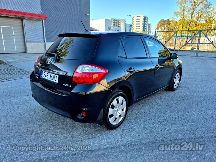 Black Toyota Auris 2010 in Tallinn, with an engine capacity of 1.60 L and mileage of 215 thousand km for 4890 €, photo 4 on AUTOMOTO.COM.LV
