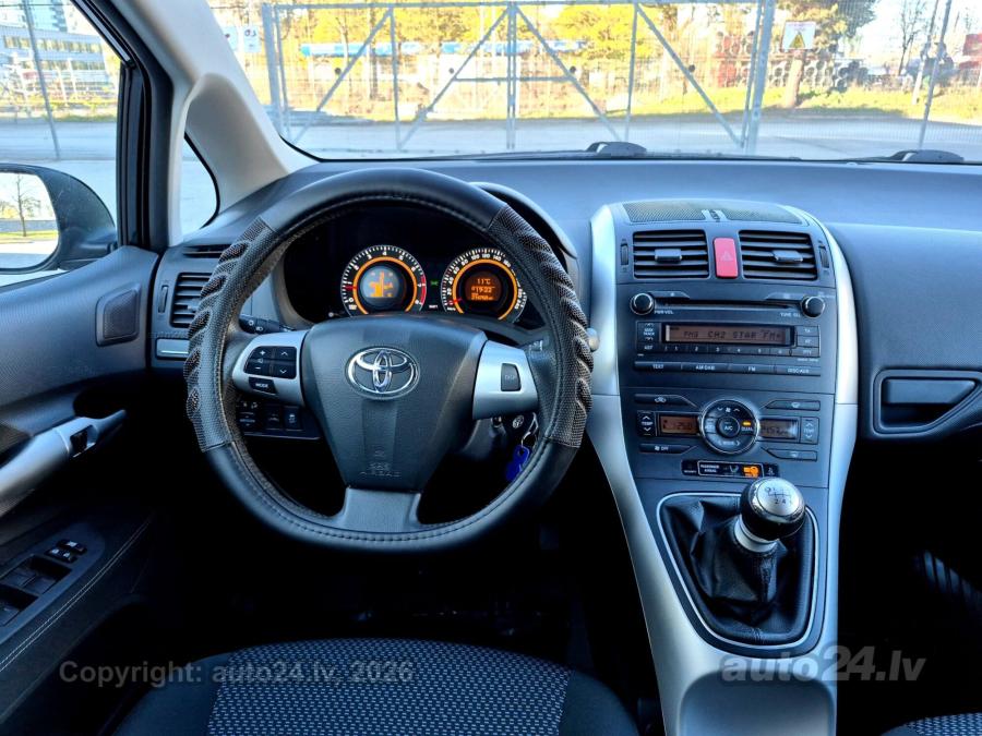 Black Toyota Auris 2010 in Tallinn, with an engine capacity of 1.60 L and mileage of 215 thousand km for 4890 €, photo 6 on AUTOMOTO.COM.LV