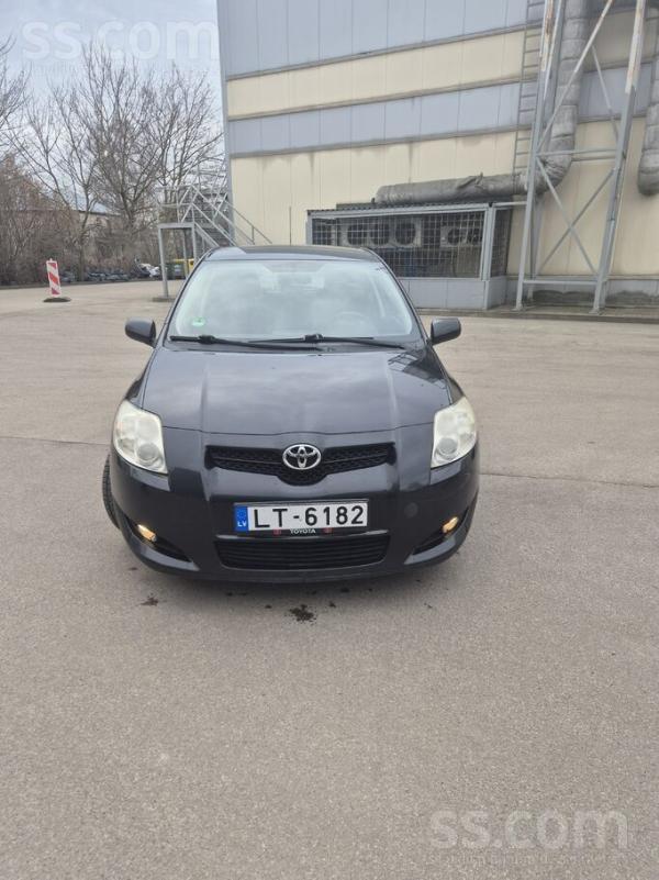 Black Toyota Auris 2010 in Riga, with an engine capacity of 1.40 L and mileage of 241 thousand km for 2999 €, photo 1 on AUTOMOTO.COM.LV