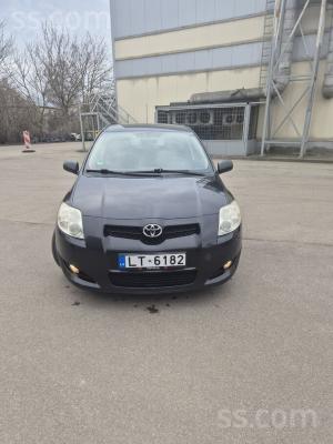 Melns Toyota Auris 2010 Rīga, ar dzinēja tilpumu 1.40 L un nobraukumu 241 tūkst. km par 2999 €, foto  vietnē AUTOMOTO.COM.LV