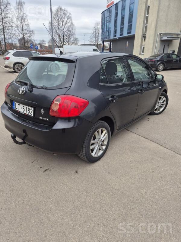 Black Toyota Auris 2010 in Riga, with an engine capacity of 1.40 L and mileage of 241 thousand km for 2999 €, photo 4 on AUTOMOTO.COM.LV