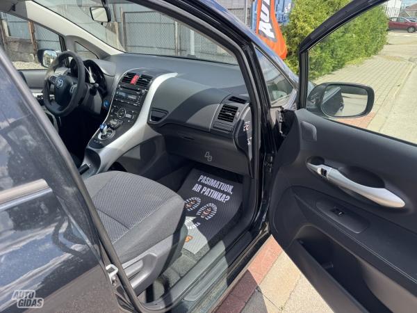 Black Toyota Auris 2010 in Kaunas, with an engine capacity of 1.80 L and mileage of 230 thousand km for 4499 €, photo 7 on AUTOMOTO.COM.LV