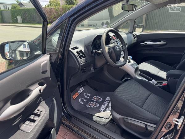 Black Toyota Auris 2010 in Kaunas, with an engine capacity of 1.80 L and mileage of 230 thousand km for 4499 €, photo 8 on AUTOMOTO.COM.LV