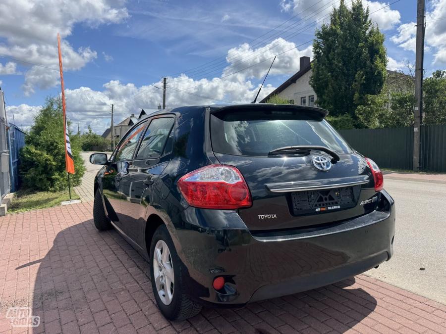 Melns Toyota Auris 2010 Kauņa, ar dzinēja tilpumu 1.80 L un nobraukumu 230 tūkst. km par 4499 €, foto 5 vietnē AUTOMOTO.COM.LV
