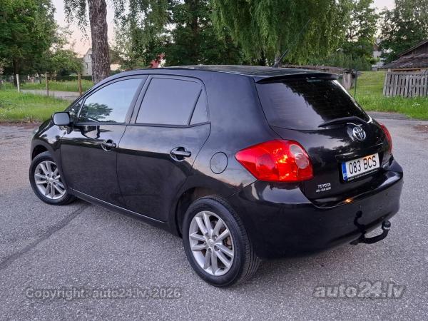 Black Toyota Auris 2010 in Tartu, with an engine capacity of 1.60 L and mileage of 261 thousand km for 2499 €, photo 3 on AUTOMOTO.COM.LV
