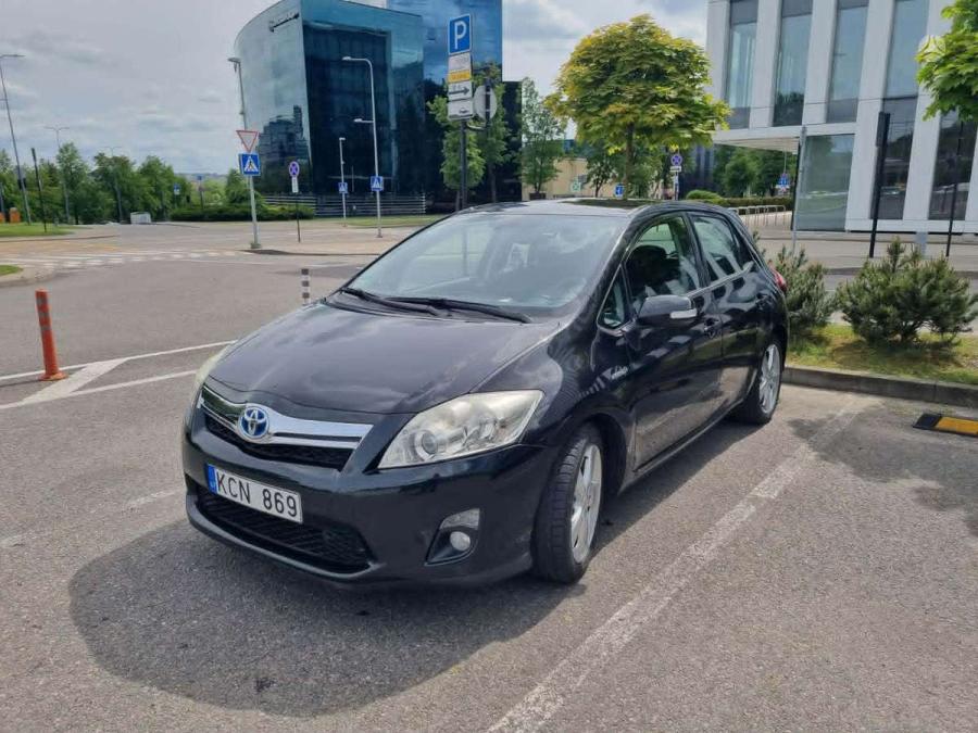 Black Toyota Auris 2010 in Vilnius, with an engine capacity of 1.80 L and mileage of 142 thousand km for 6600 €, photo 1 on AUTOMOTO.COM.LV