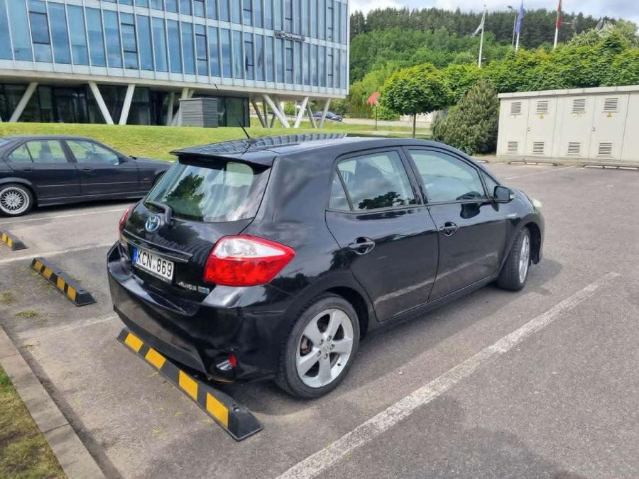 Black Toyota Auris 2010 in Vilnius, with an engine capacity of 1.80 L and mileage of 142 thousand km for 6600 €, photo 4 on AUTOMOTO.COM.LV