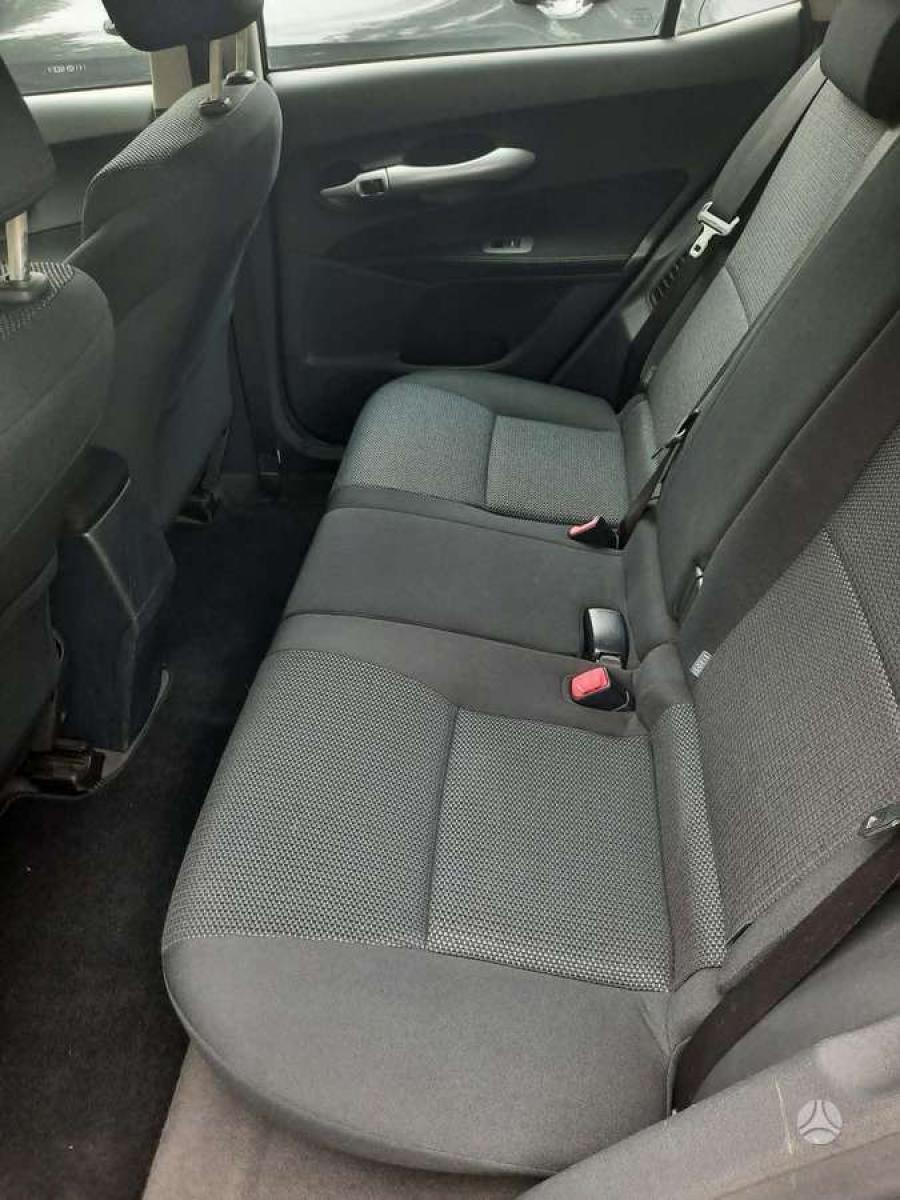 Black Toyota Auris 2010 in Vilnius, with an engine capacity of 1.80 L and mileage of 142 thousand km for 6600 €, photo 6 on AUTOMOTO.COM.LV