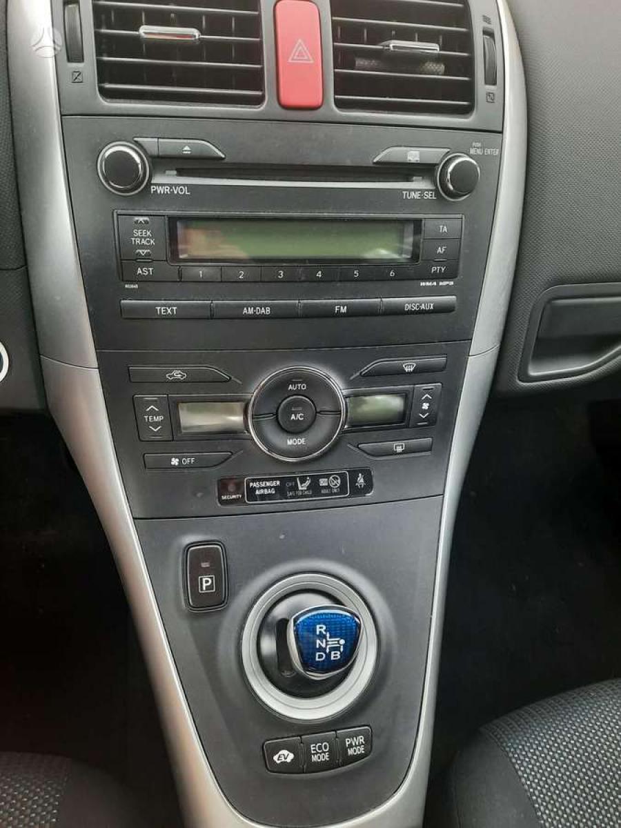 Black Toyota Auris 2010 in Vilnius, with an engine capacity of 1.80 L and mileage of 142 thousand km for 6600 €, photo 8 on AUTOMOTO.COM.LV