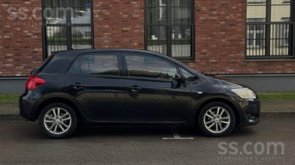 Melns Toyota Auris 2010 Rīga, ar dzinēja tilpumu 1.40 L un nobraukumu 242 tūkst. km par 3000 €, foto 2 vietnē AUTOMOTO.COM.LV