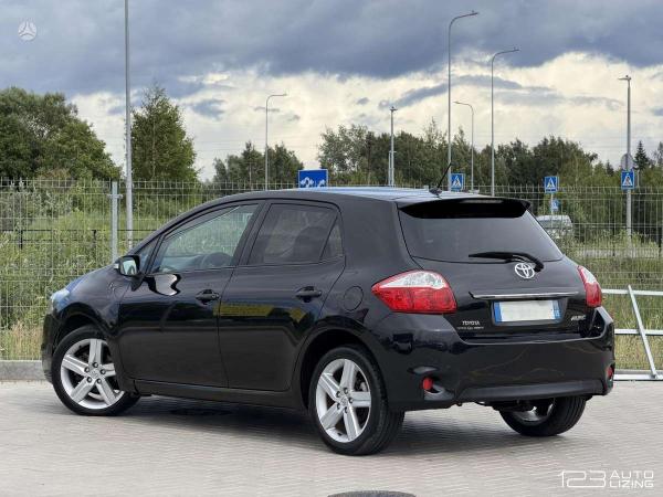 Black Toyota Auris 2010 in Taurage, with an engine capacity of 1.40 L and mileage of 244 thousand km for 3950 €, photo 5 on AUTOMOTO.COM.LV